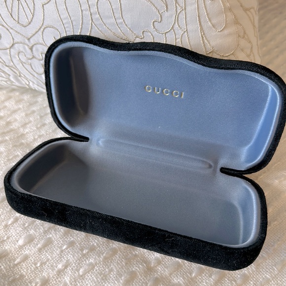Gucci Accessories Gucci Velvet Clamshell Case For Sunglasses In